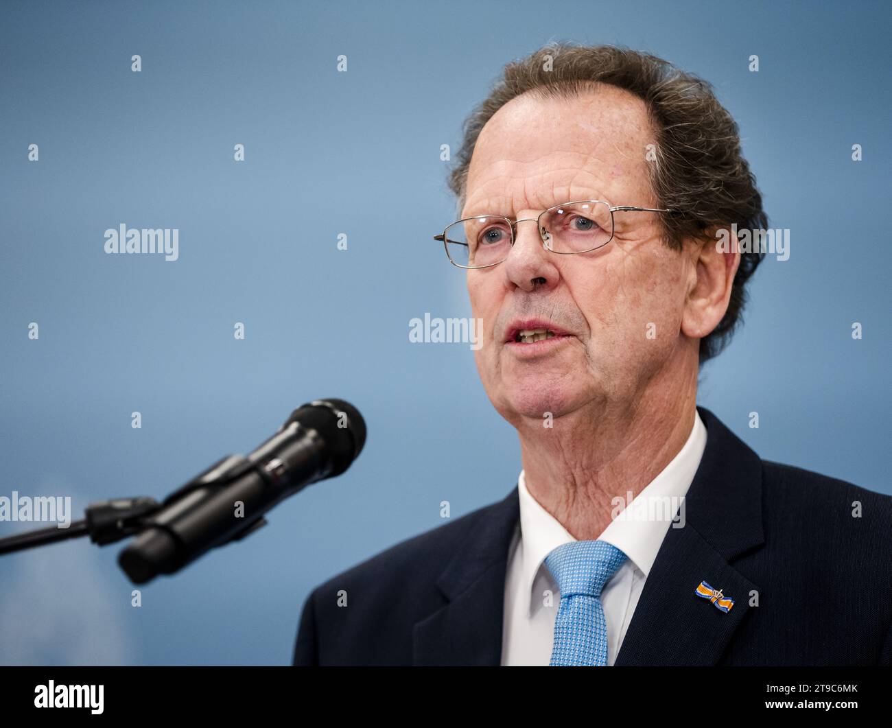 THE HAGUE - Explorer Gom van Strien explains his work. Van Strien was ...