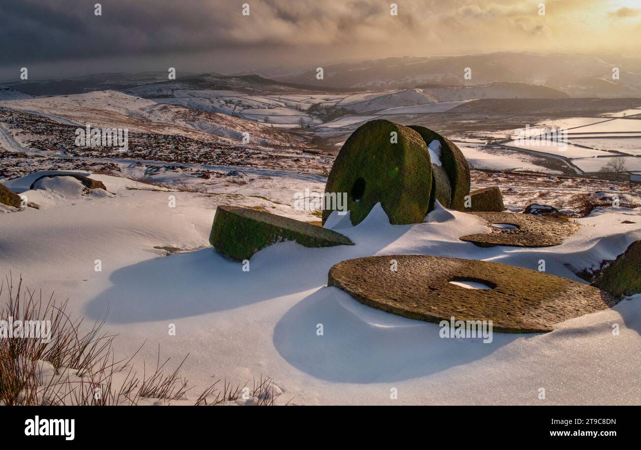 Stanage edge winter hi-res stock photography and images - Alamy