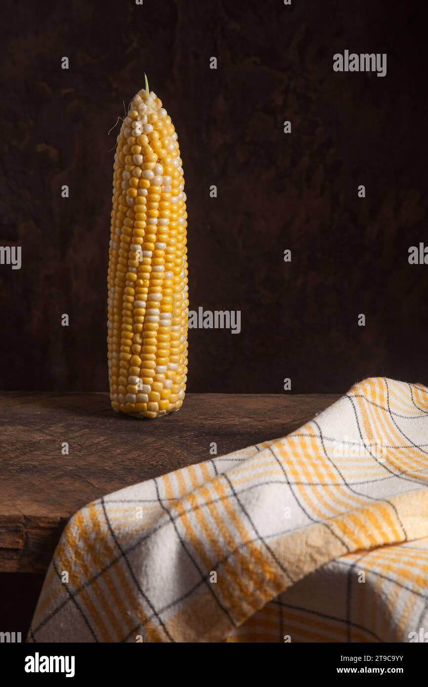 One ear of ripe sweet corn on wooden background Stock Photo - Alamy