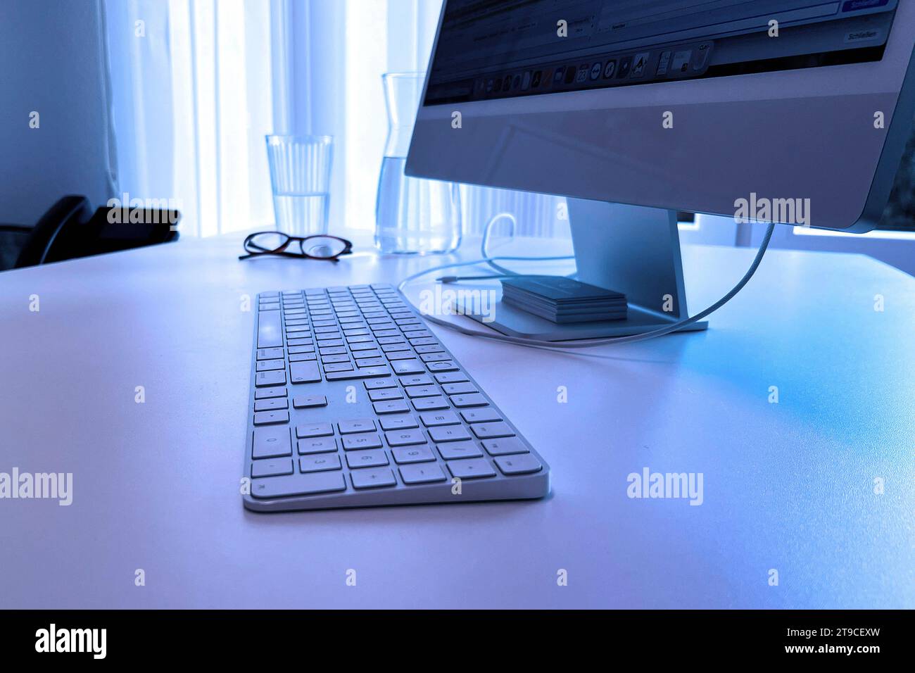 Computermonitor und Tastatur in einer Arzpraxis, Computer, Daten ...