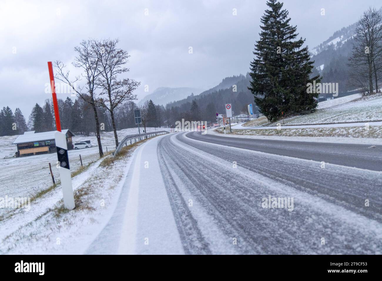 Schneefall in Bayern Schnee liegt am Nachmittag auf der Bundesstraße ...