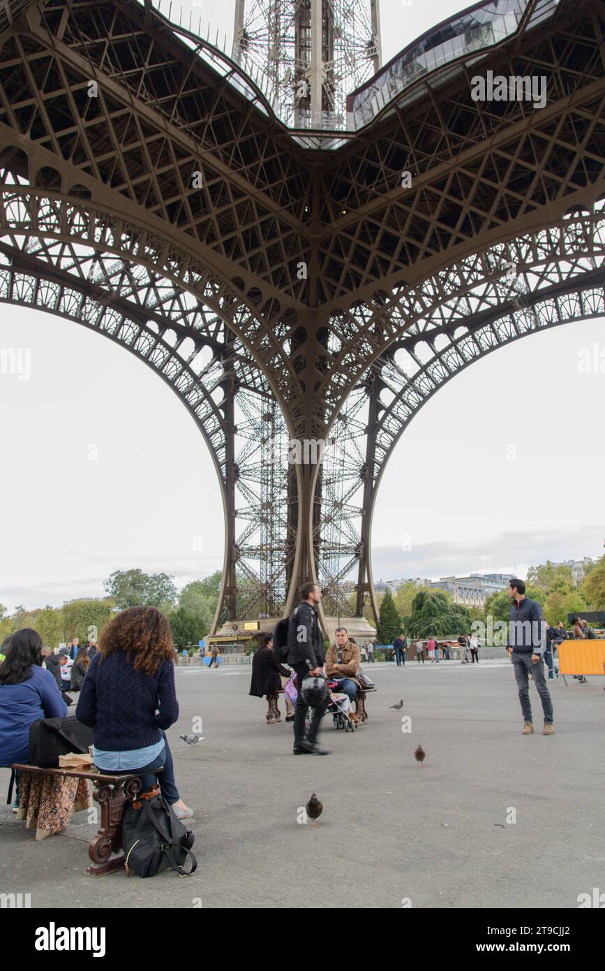 Under eiffel tower paris france hi-res stock photography and images - Alamy