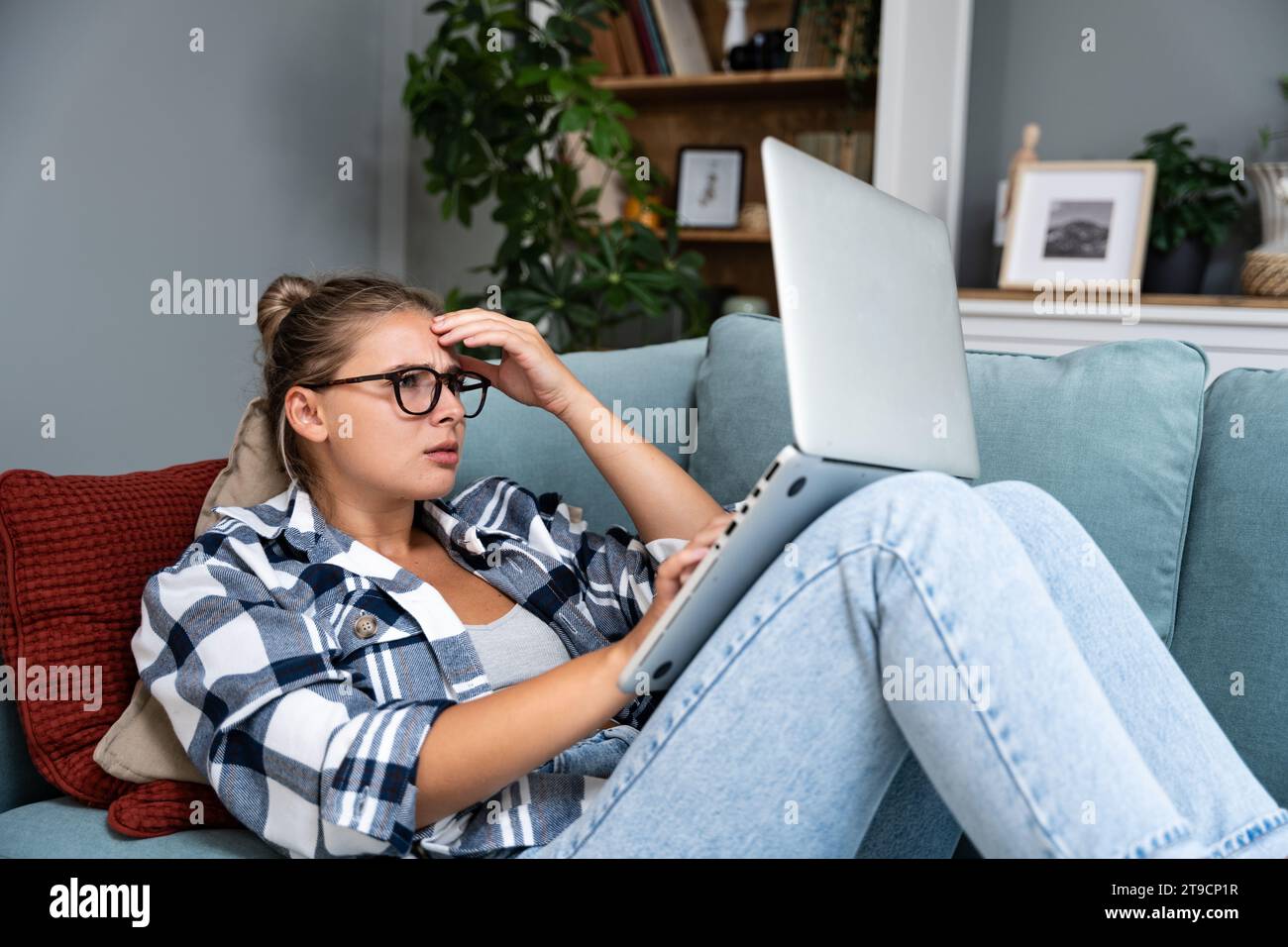 Online outraged hi-res stock photography and images - Alamy