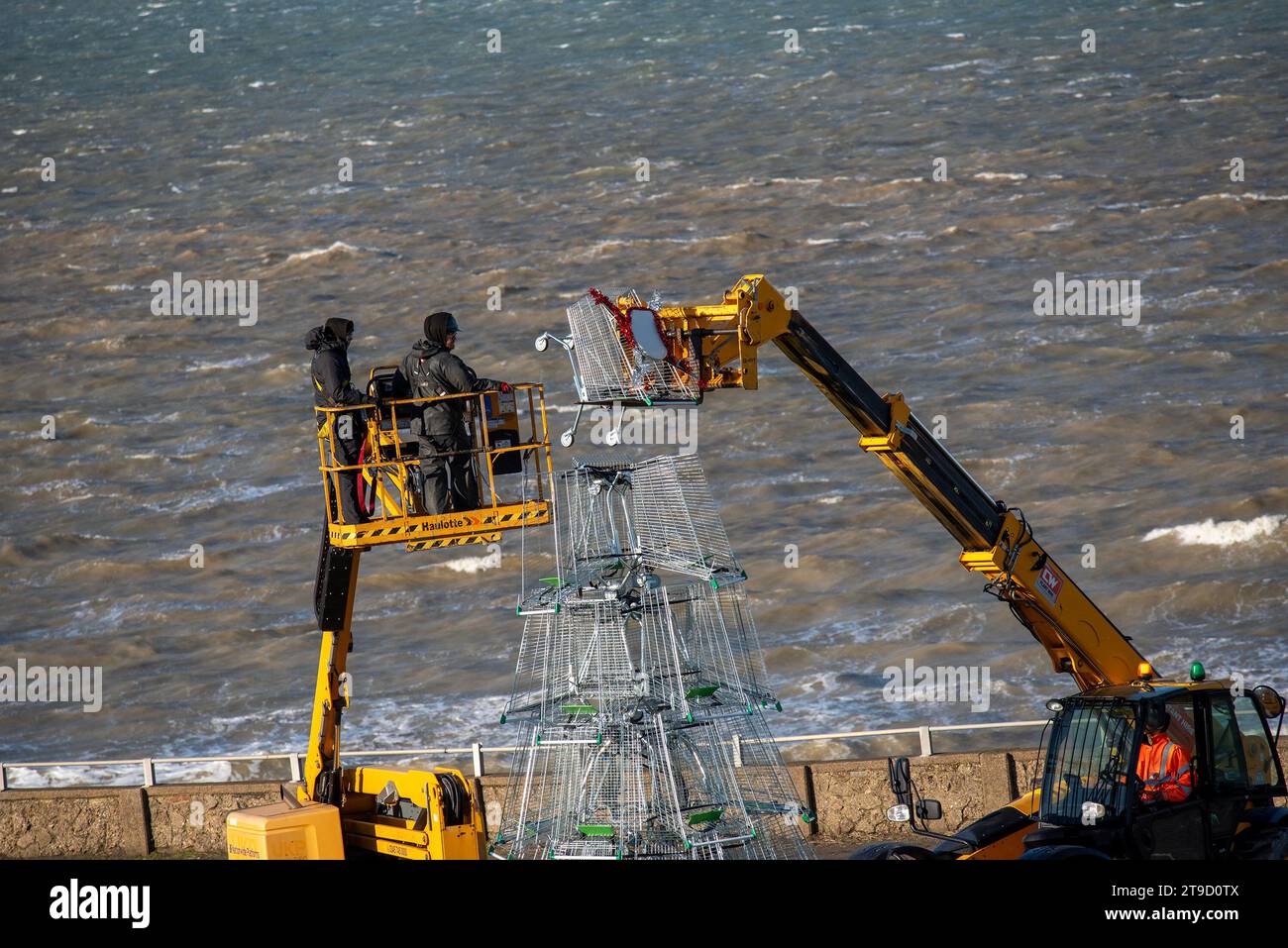 Margate, UK. 24th Nov, 2023. Workers seen working on the Christmas ...