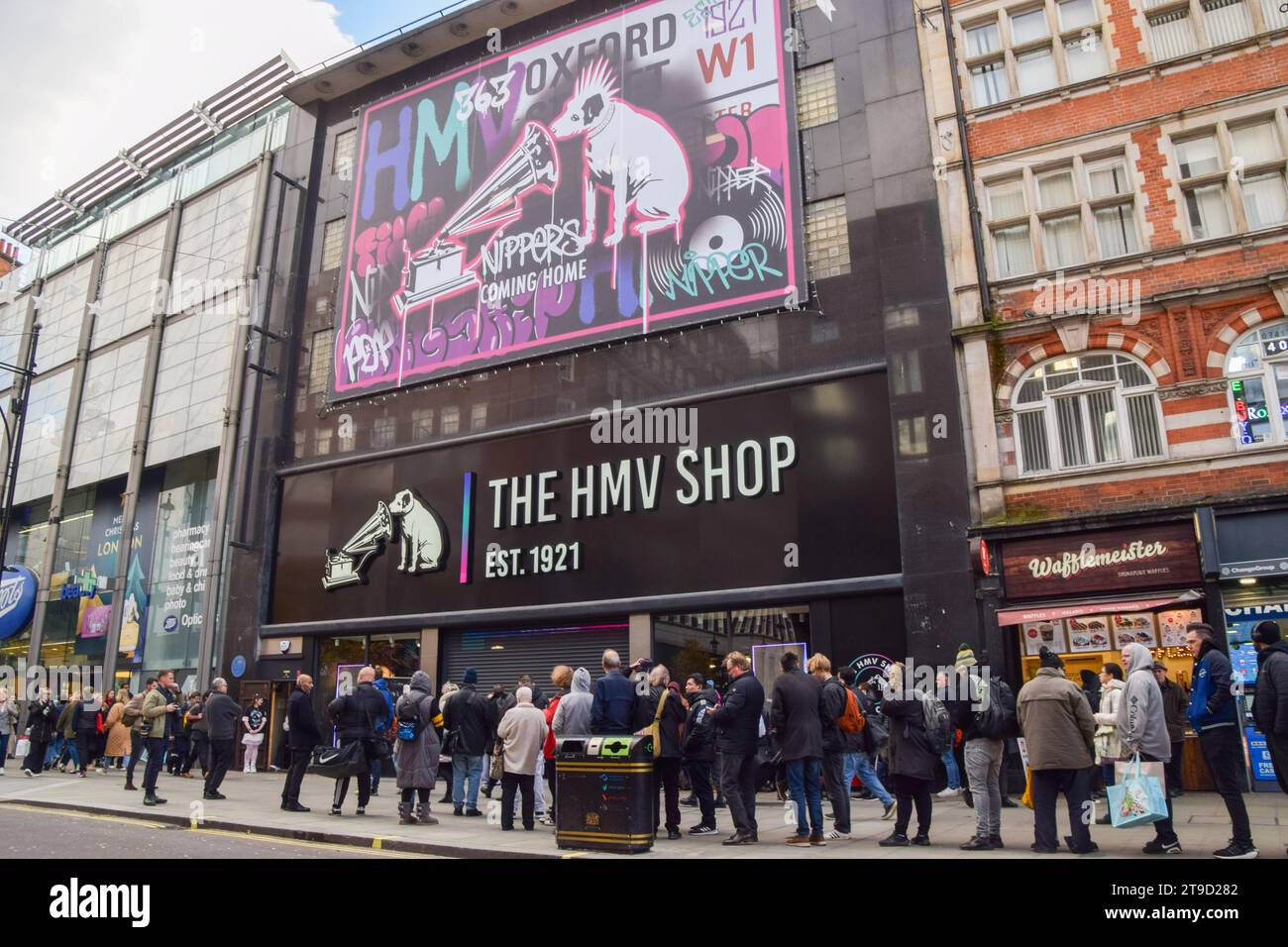 London, UK. 24th Nov, 2023. Fans queue up for the reopening of HMV on ...