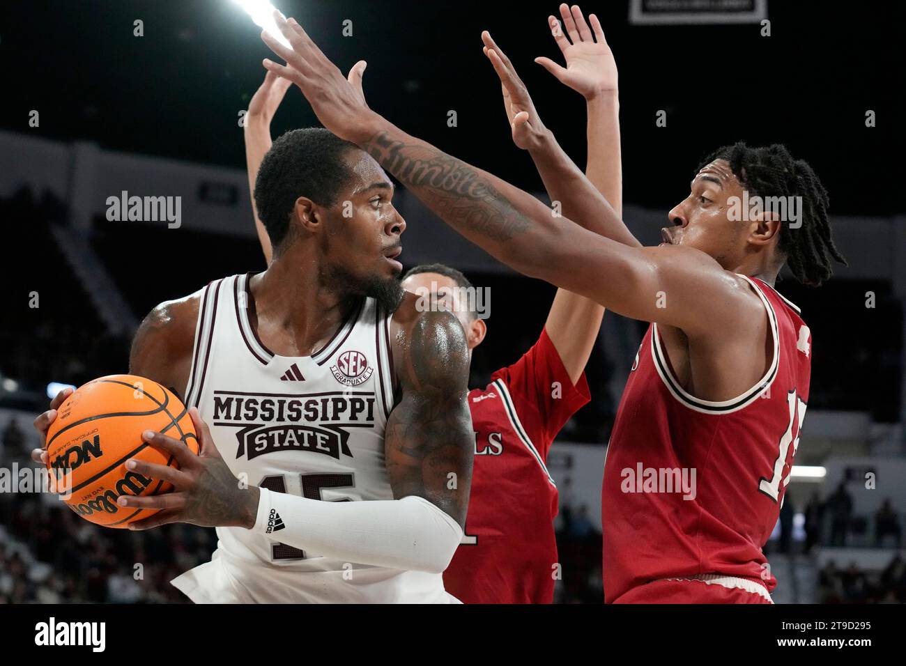 Mississippi State forward Jimmy Bell Jr. (15) looks for open man while ...