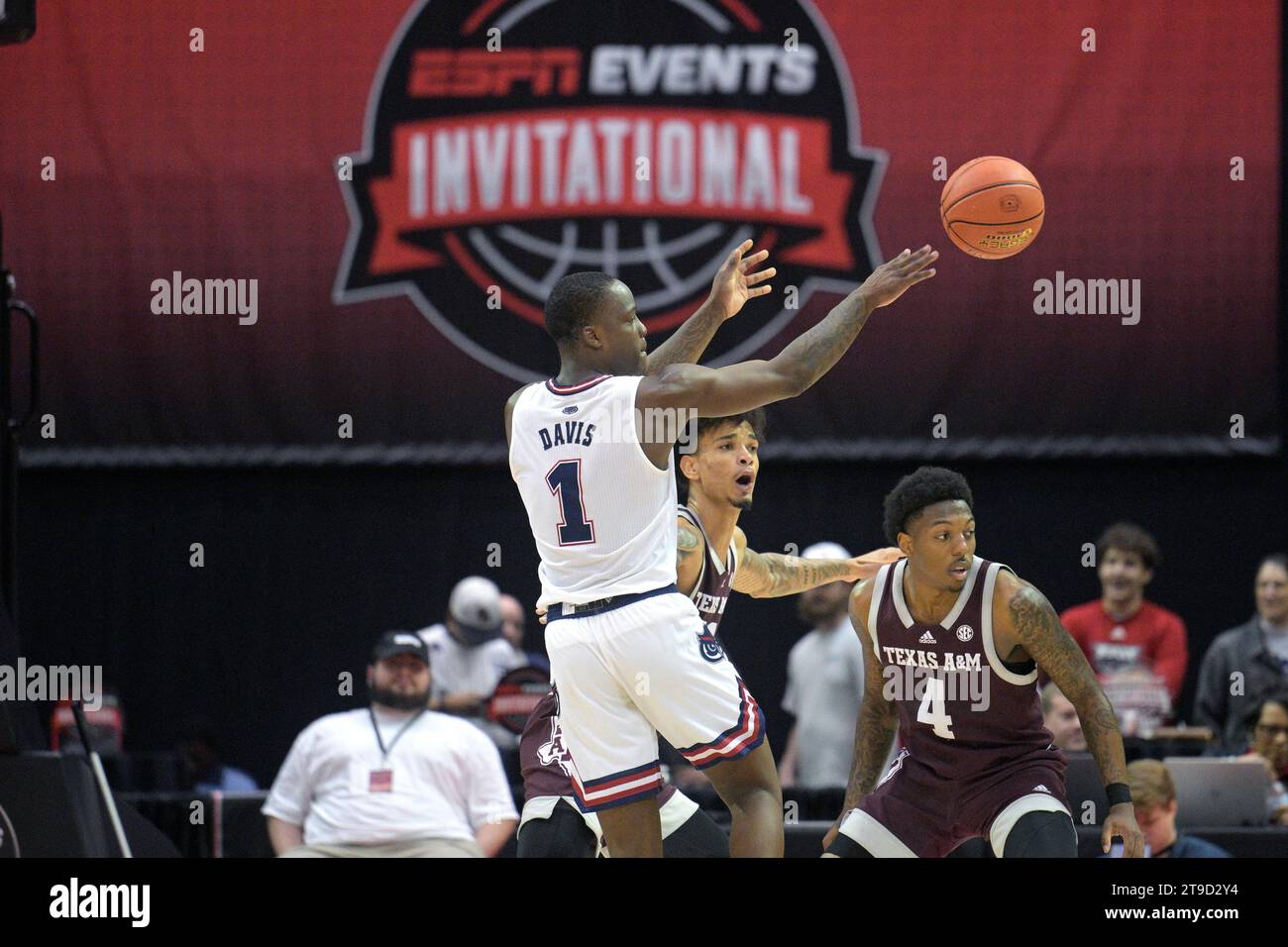 Florida Atlantic guard Johnell Davis (1) passes the ball as Texas A&M ...