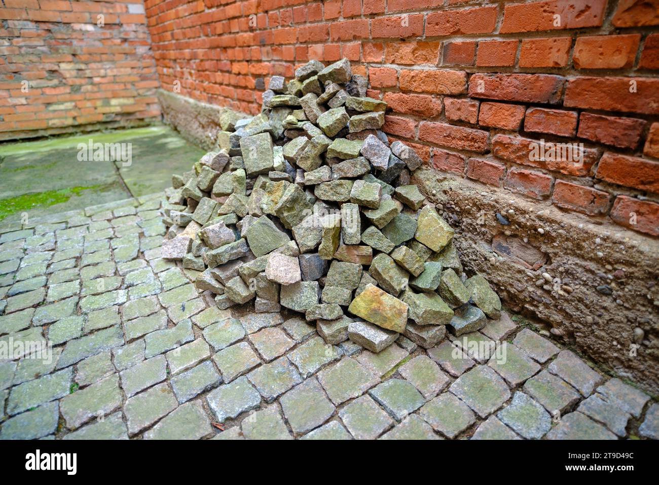 Color natural stone cubes for making outdoor pavement tiles in the ...