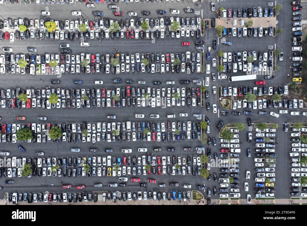 Los Angeles, United States. 24th Nov, 2023. An overhead view of cars in ...