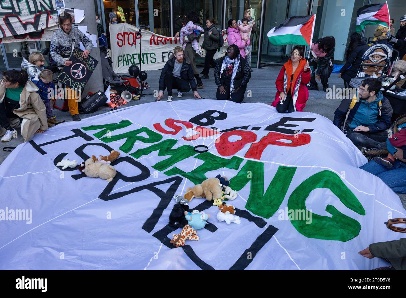 London, UK. 24th November, 2023. Parents, babies and children surround ...