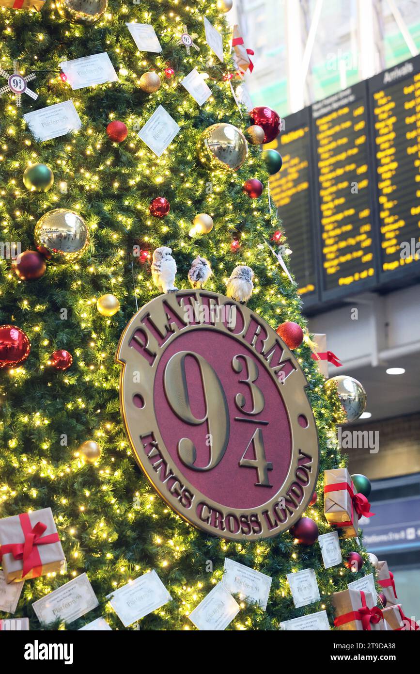 Platform 9 3/4 Harry Potter themed Christmas tree in Kings Cross ...