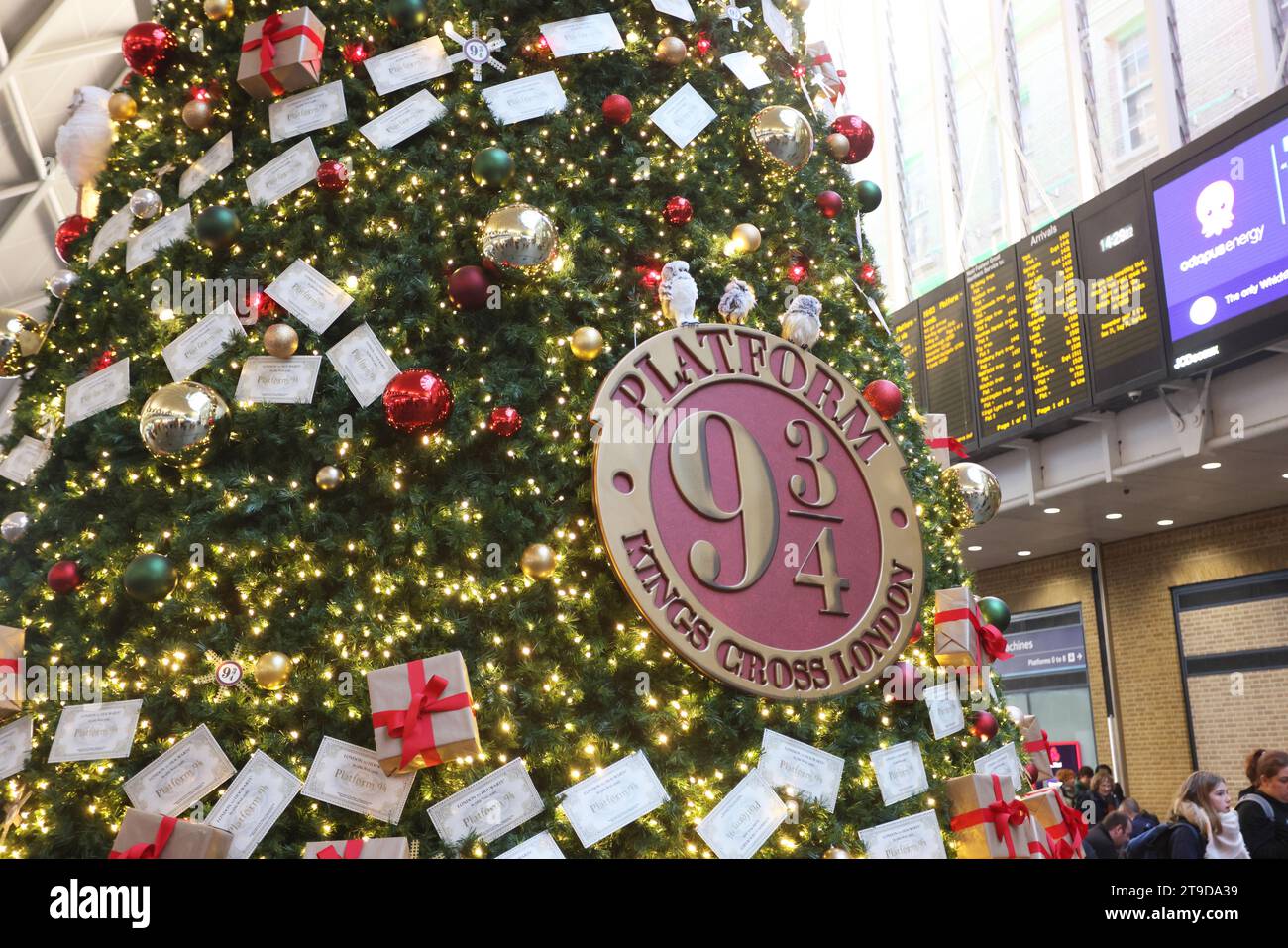 Platform 9 3/4 Harry Potter themed Christmas tree in Kings Cross ...