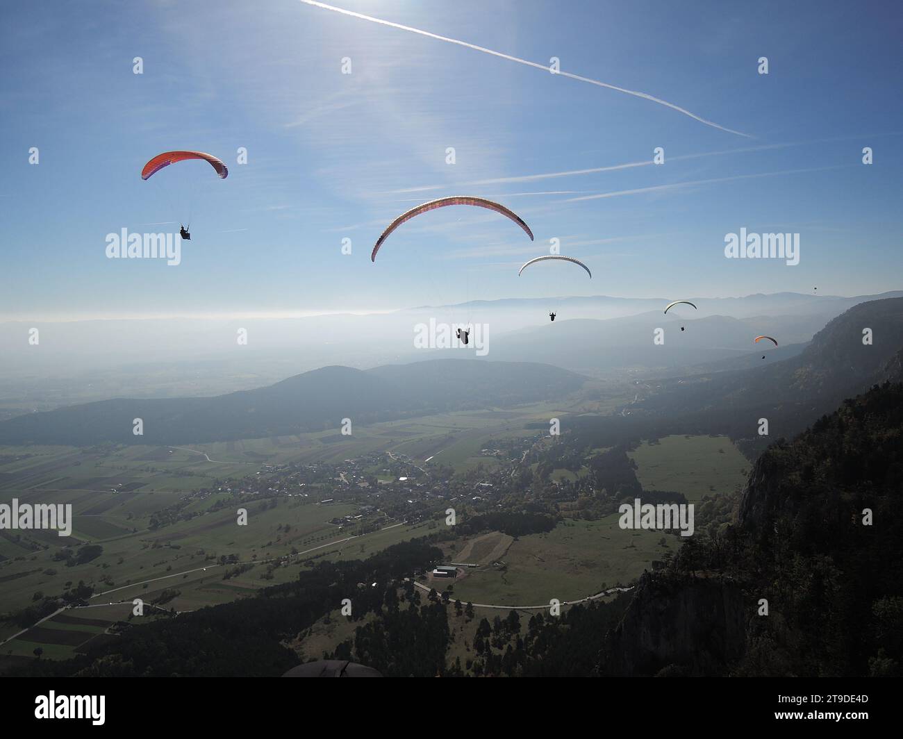 Paraglider over mountains lakes hi-res stock photography and images - Alamy