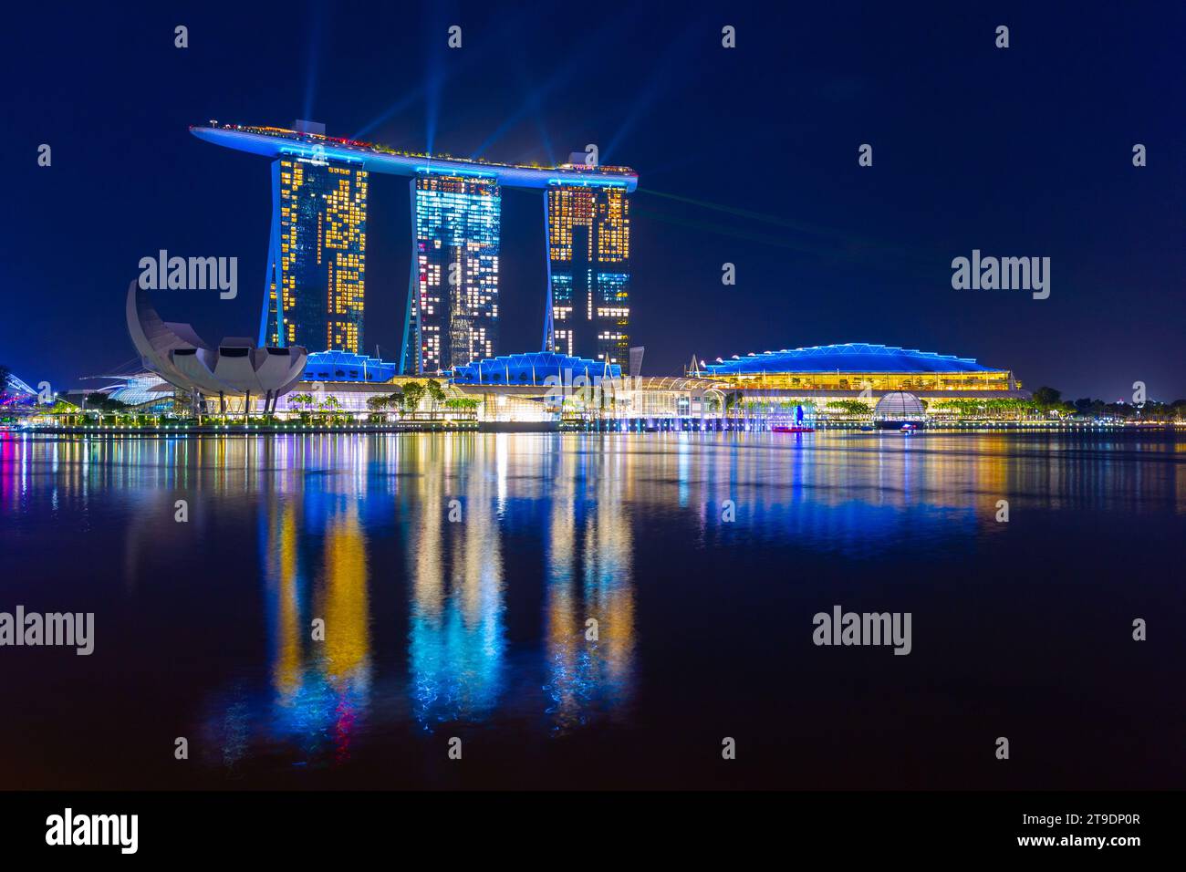 A night view of Marina Bay and the Marina Bay Sands Hotel in Singapore ...