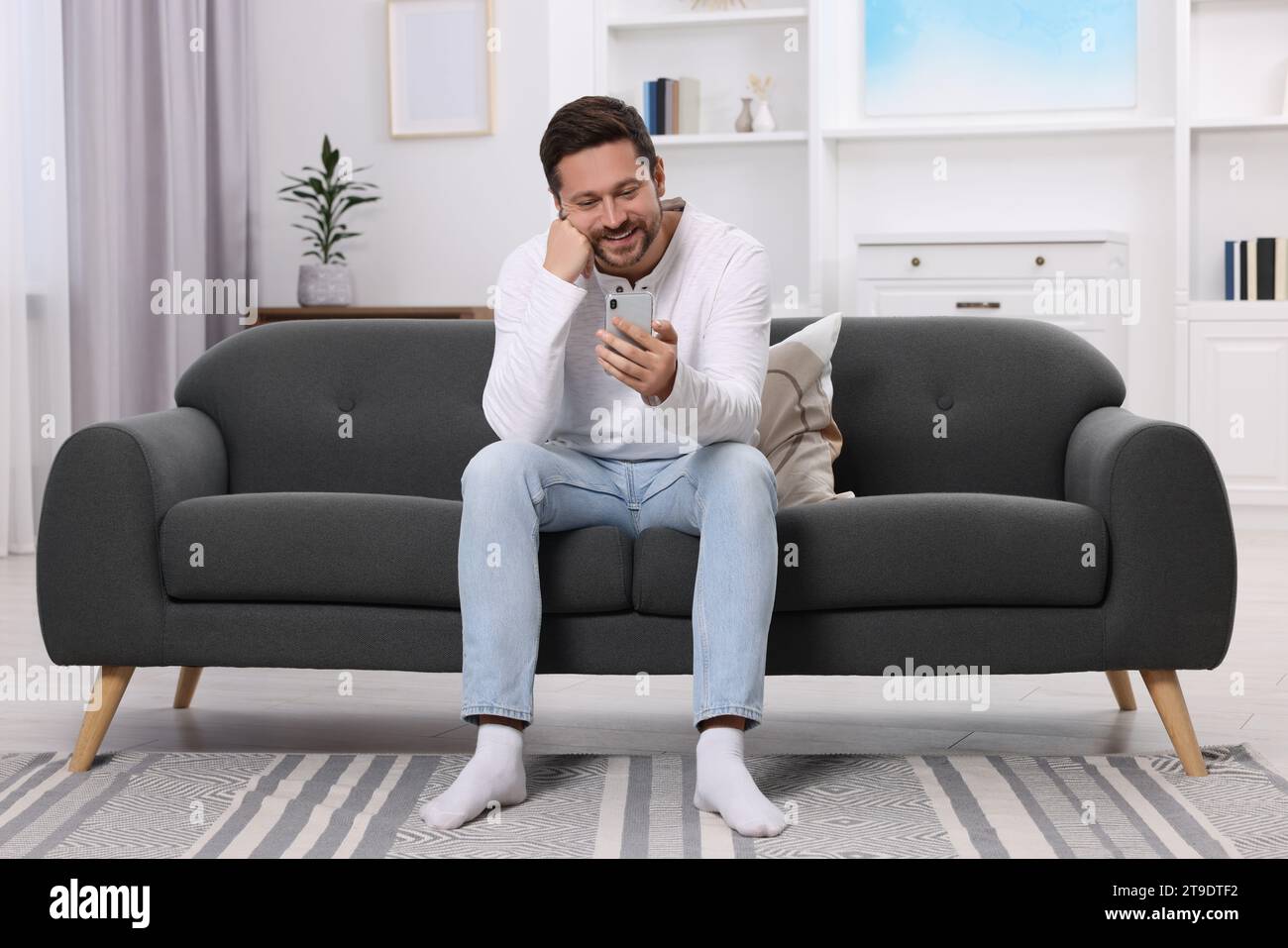 Video chat via smartphone man hi-res stock photography and images - Alamy