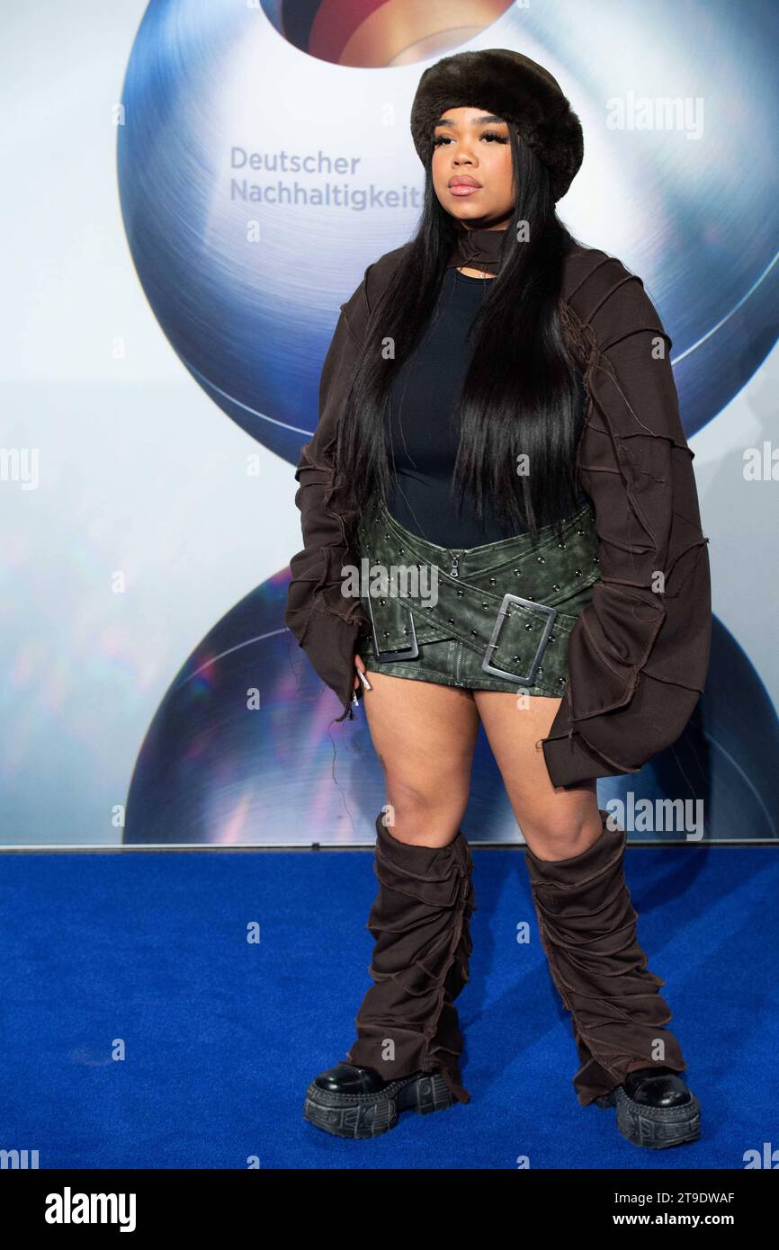 Zoe WEES, Saengerin, Musikerin, Roter Teppich, Red Carpet Show, Ankunft ...