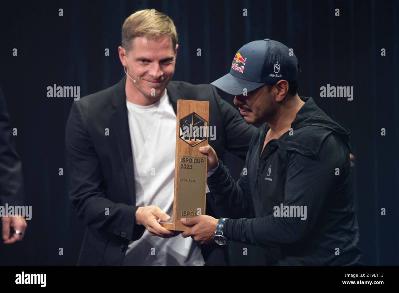 Sebastian STEUDTNER, Big Wave Surfer, ueberreicht den ISPO-Award an den ...
