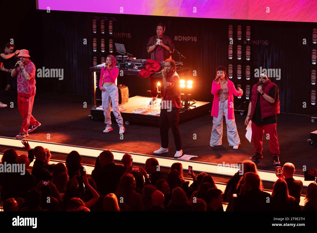 Band CULCHA CANDELA, singend, Gesang, Konzert, Verleihung Deutscher ...