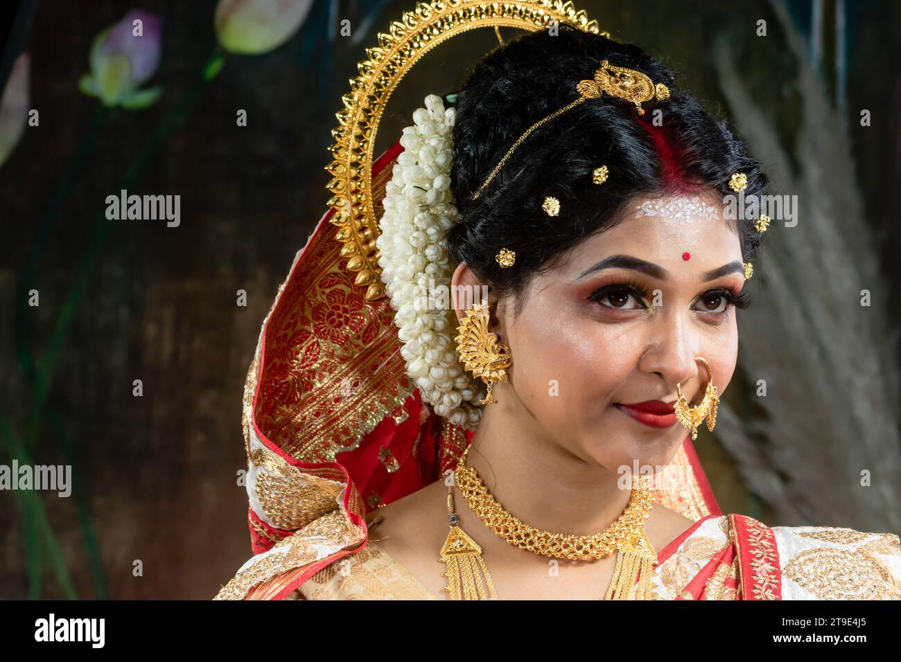 Portrait of beautiful Indian girl of Durga Idol Agomoni Concept Indoor ...