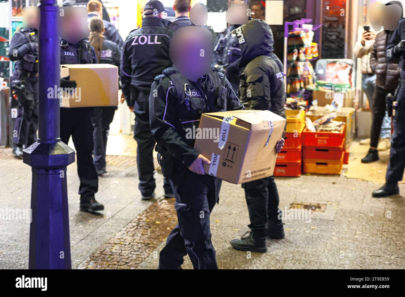 25 November 2023, North Rhine-Westphalia, Wuppertal: Customs staff ...