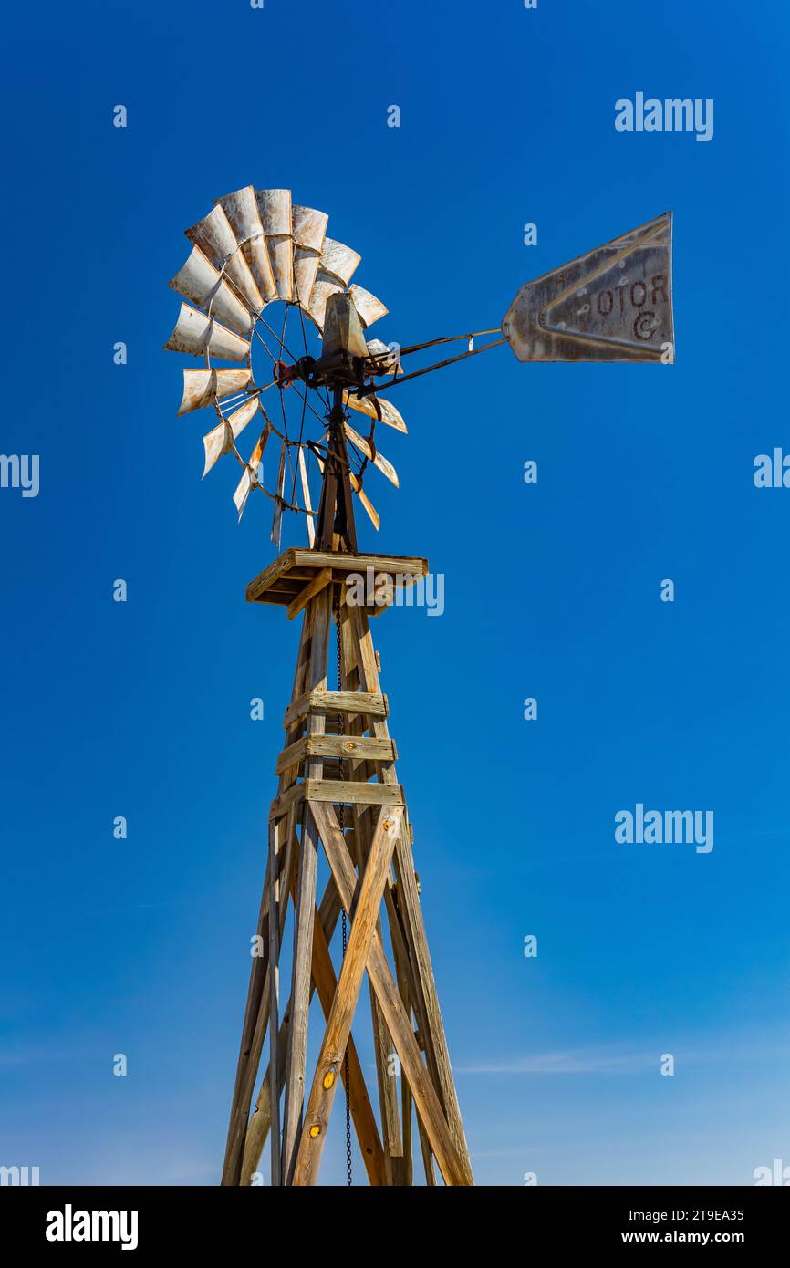 Windmill pump cattle water tank hi-res stock photography and images - Alamy