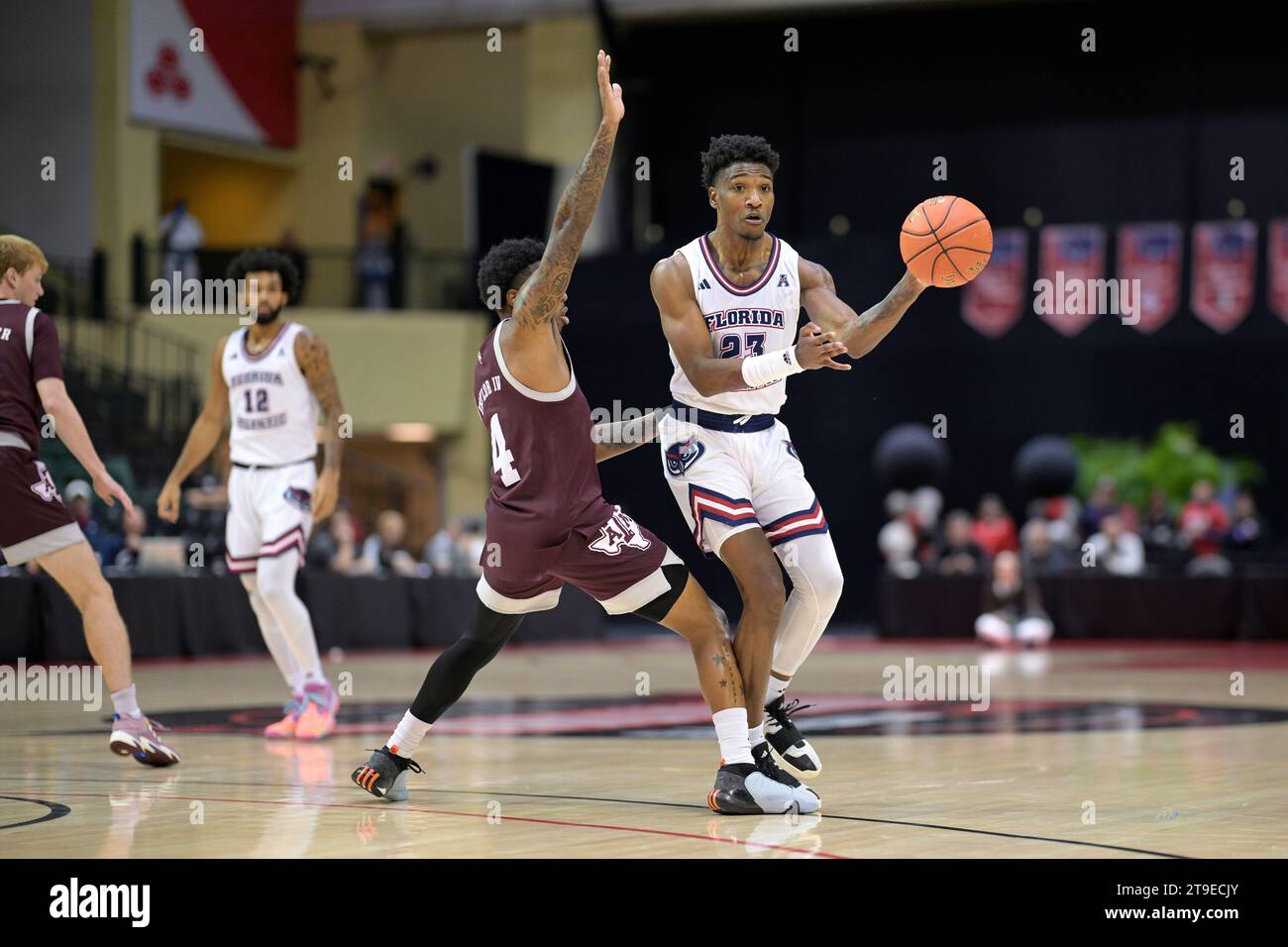 Florida Atlantic guard Brandon Weatherspoon (23) passes the ball while ...