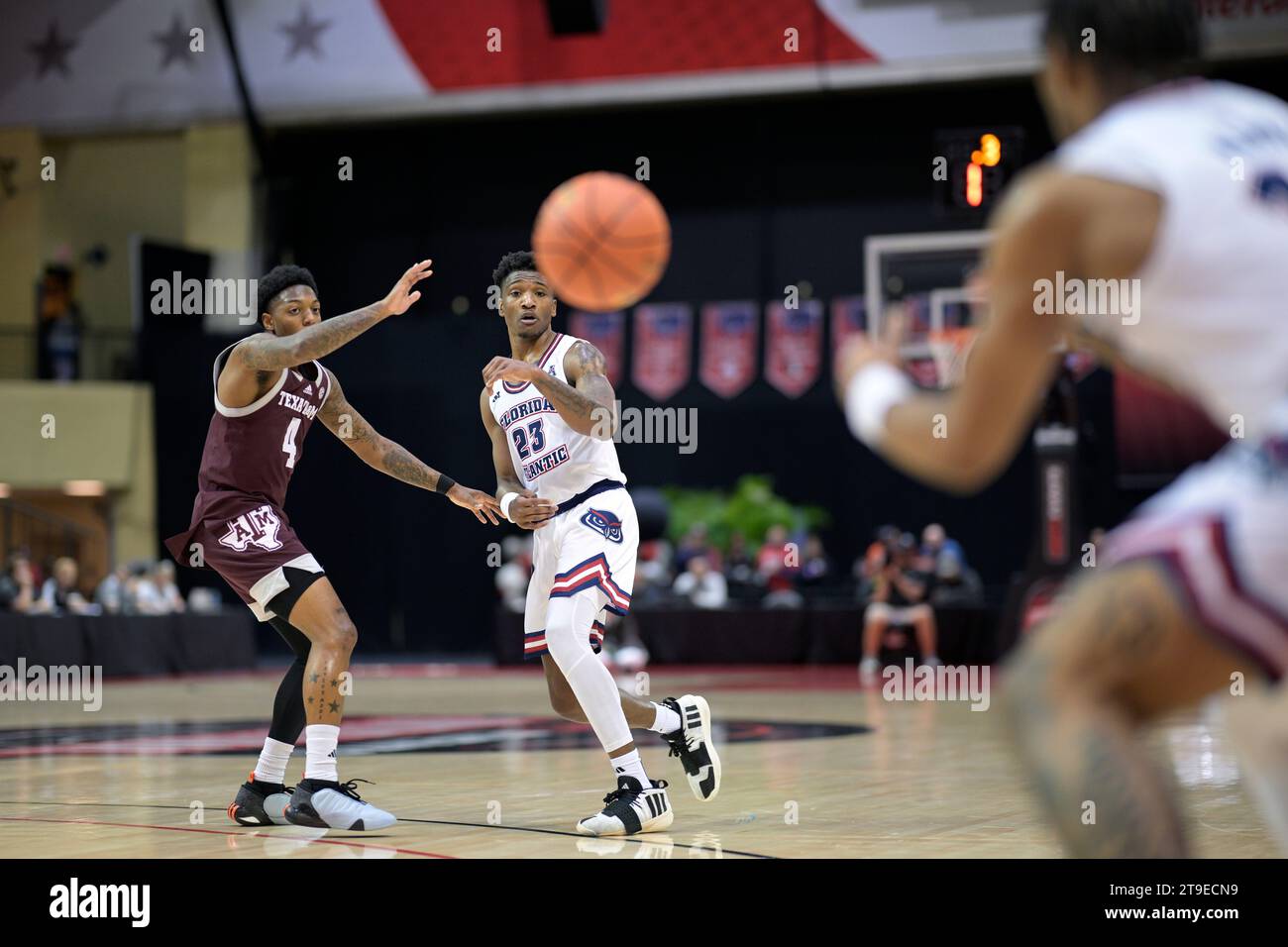 Florida Atlantic guard Brandon Weatherspoon (23) passes the ball while ...