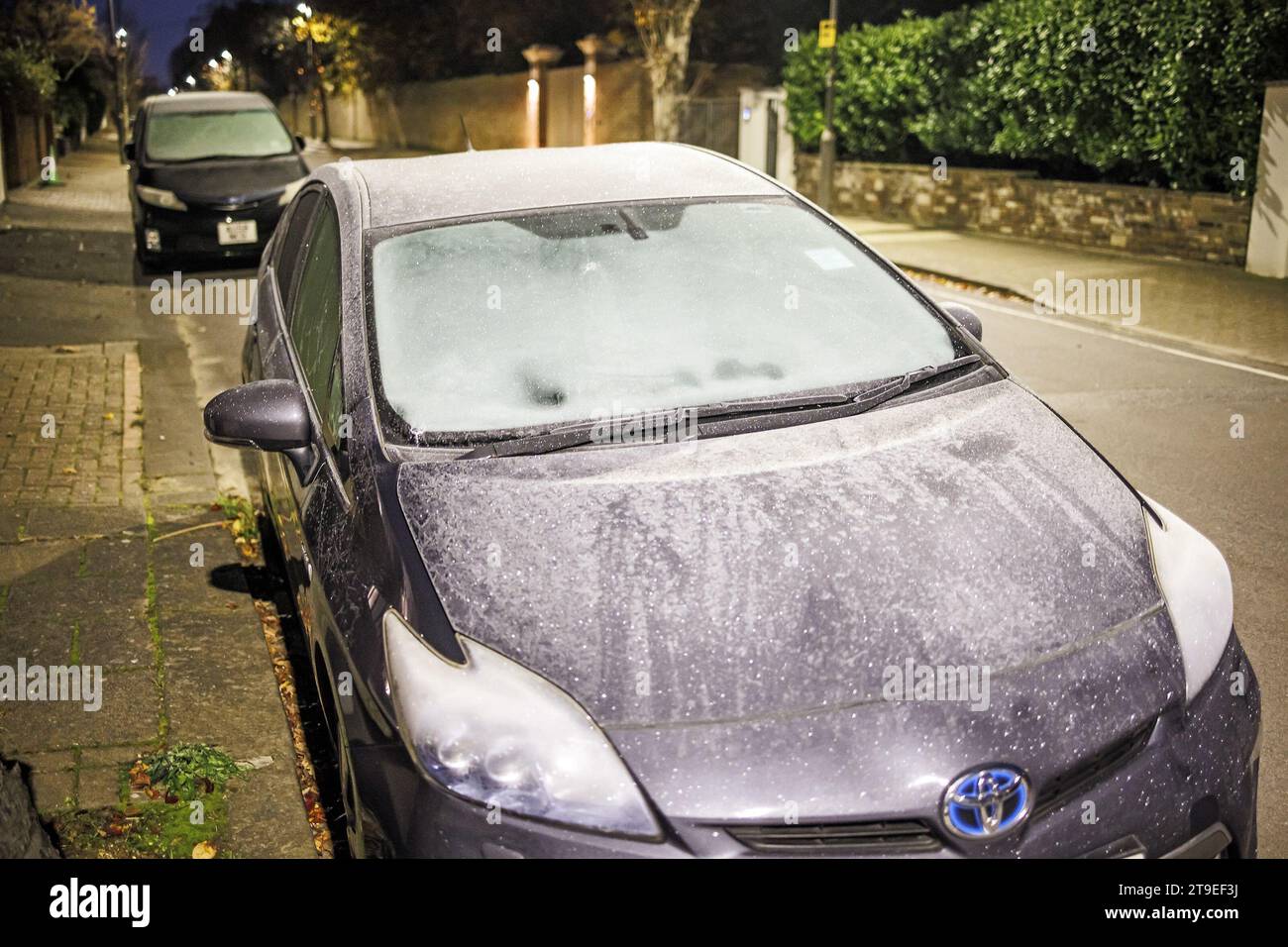 London, UK. 25th Nov, 2023. Frost covers a car in Richmond, south ...