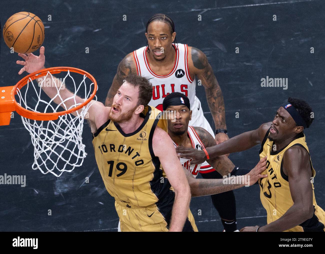 Toronto, Canada. 24th Nov, 2023. Jakob Poeltl (L) of Toronto Raptors ...