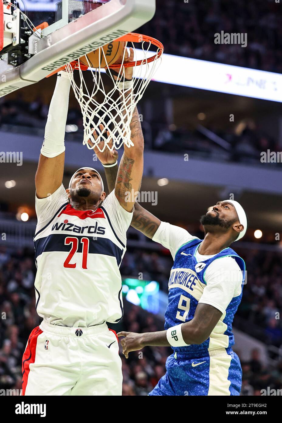 Milwaukee, USA. 24th Nov, 2023. Daniel Gafford (L) of Washington ...