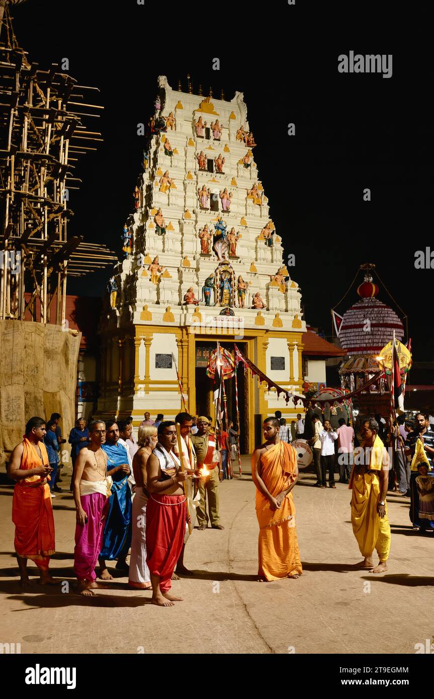 Hindu priests at Balakrishna (Balkrishna) Temple in Udipi (Udupi ...