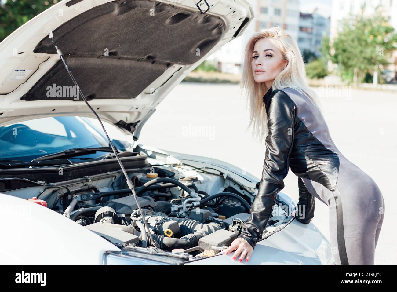 Young blond woman mechanic hi-res stock photography and images - Alamy