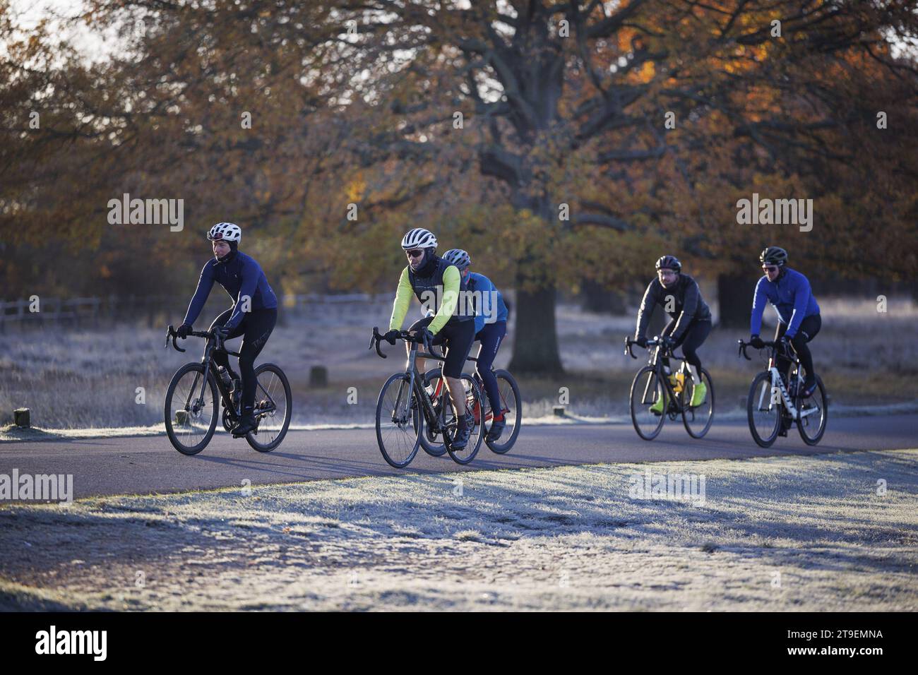 London, UK. 25th Nov, 2023. Cyclists make there way through a frost ...