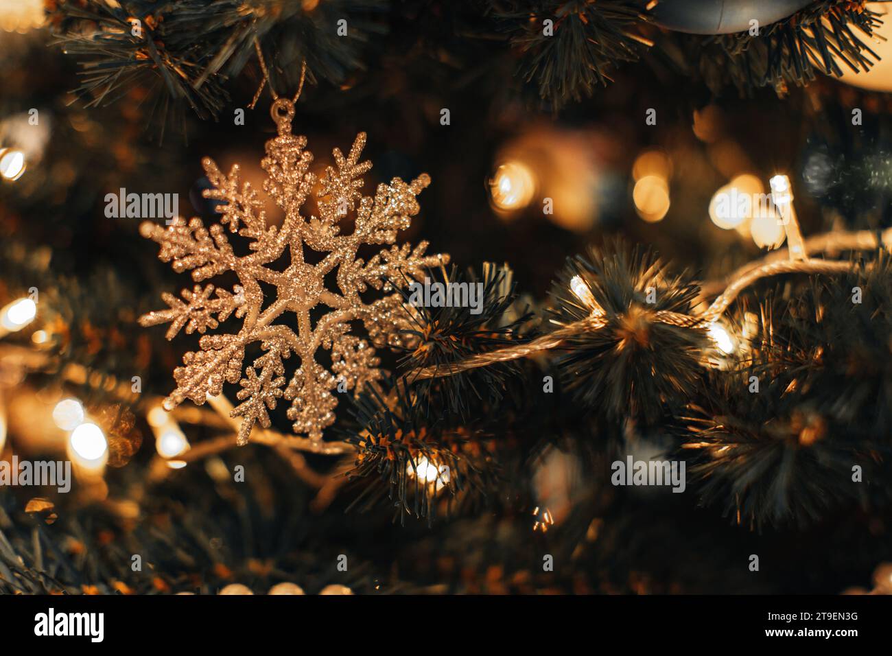 Silver sparkle lights flashing hi-res stock photography and images - Alamy