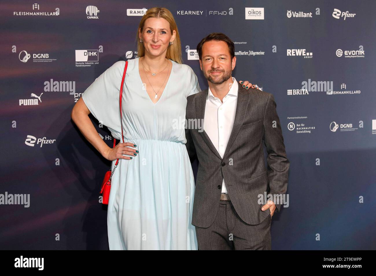 Andrea Gerhard mit Partner David Wehle bei der Verleihung des 16 ...