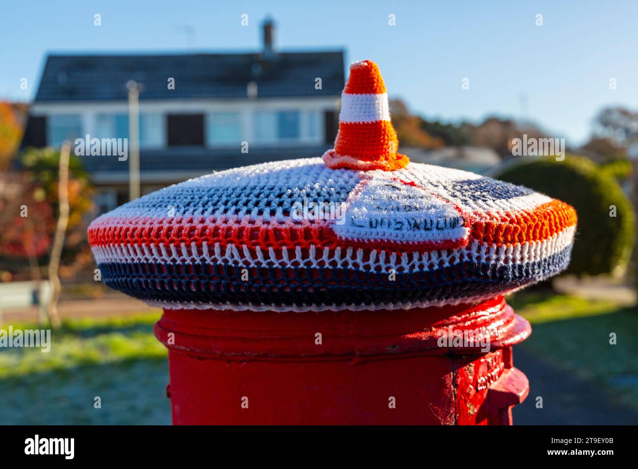 Poole, Dorset, UK. 25th November, 2023. A knitted crocheted postbox ...