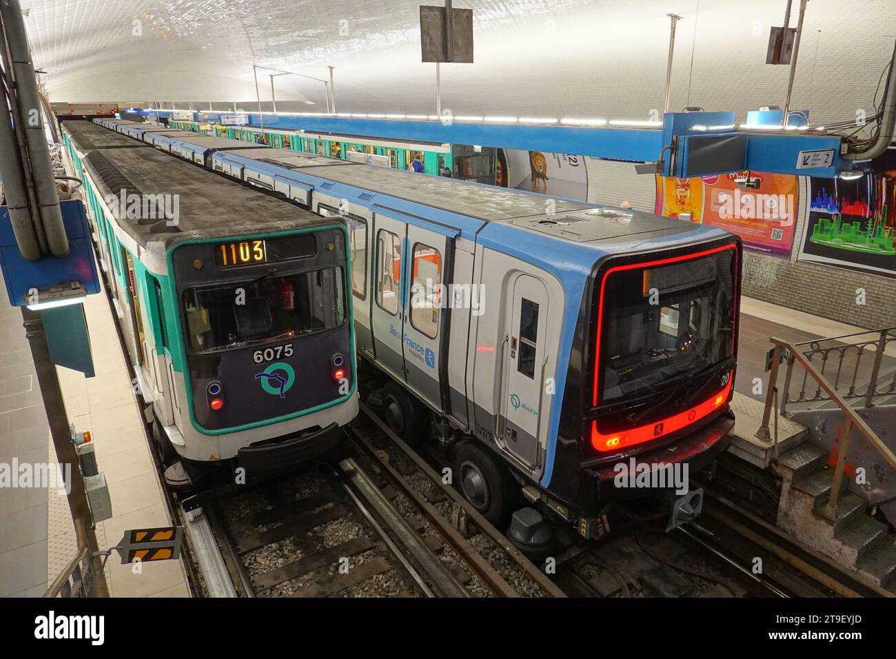 Paris, Metro, alter und neuer Metrozug in der Station Chatelet // Paris ...