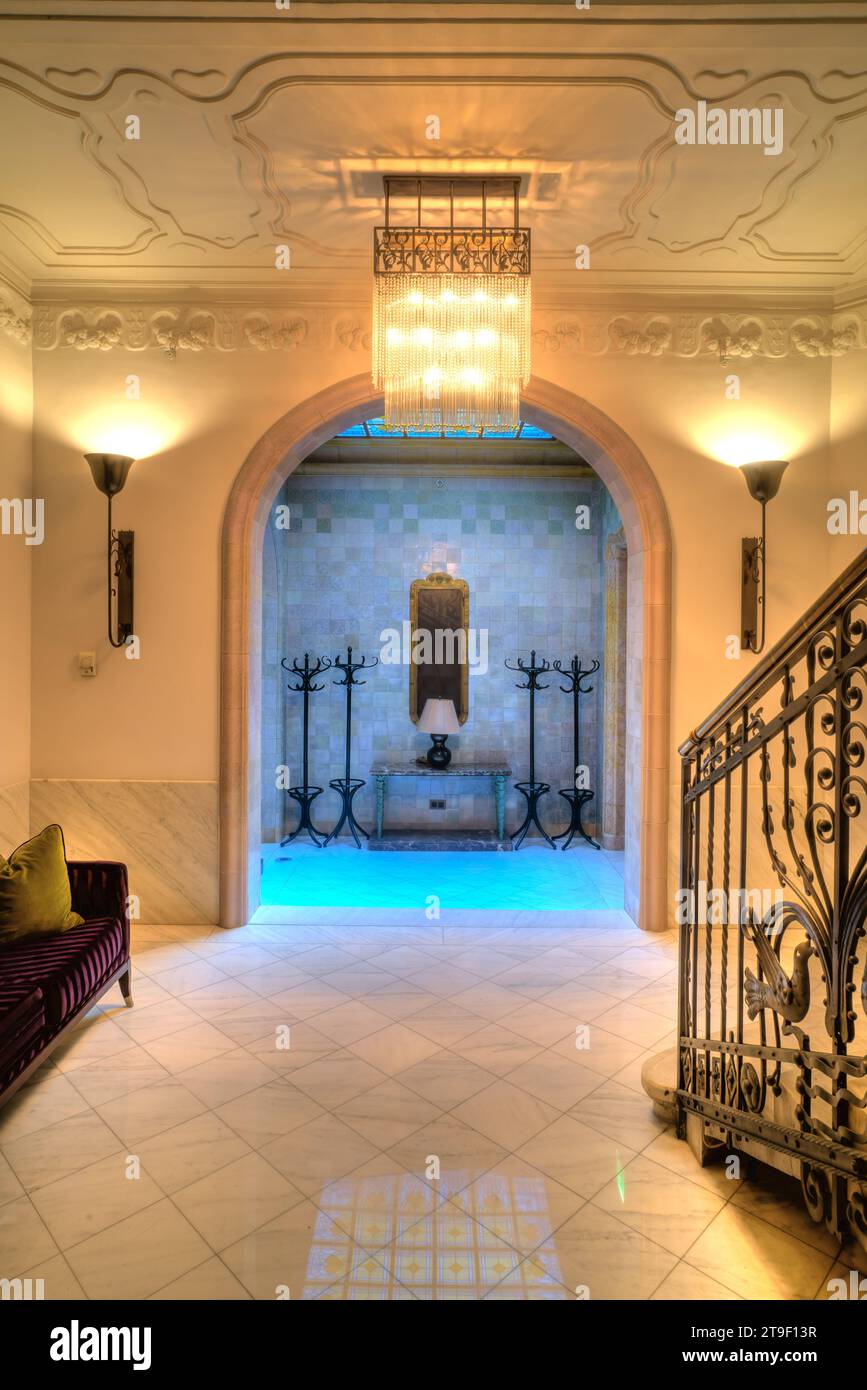 Budapest, Gresham Palace, Zsigmond Quittner 1905-1907, Andrassy-Stiege // Budapest, Gresham ...