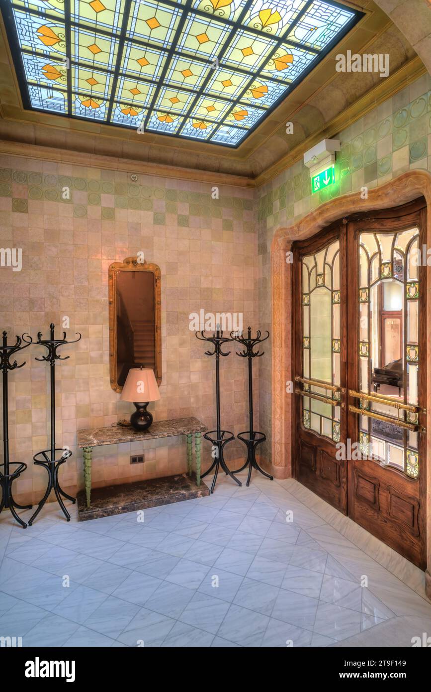 Budapest, Gresham Palace, Zsigmond Quittner 1905-1907, Andrassy-Stiege // Budapest, Gresham ...