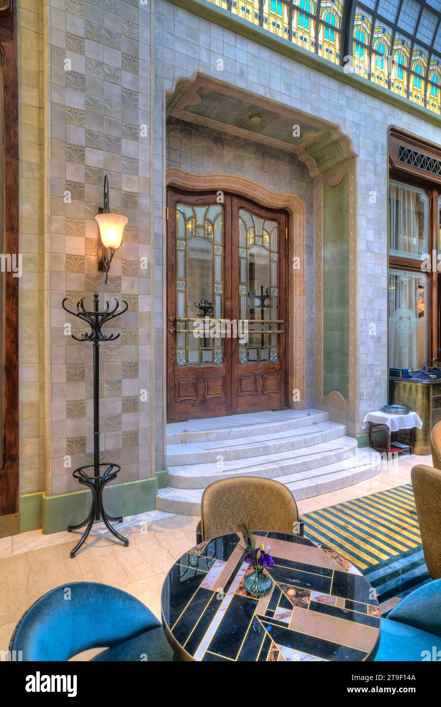 Budapest, Gresham Palace, Zsigmond Quittner 1905-1907, Andrassy-Stiege // Budapest, Gresham ...