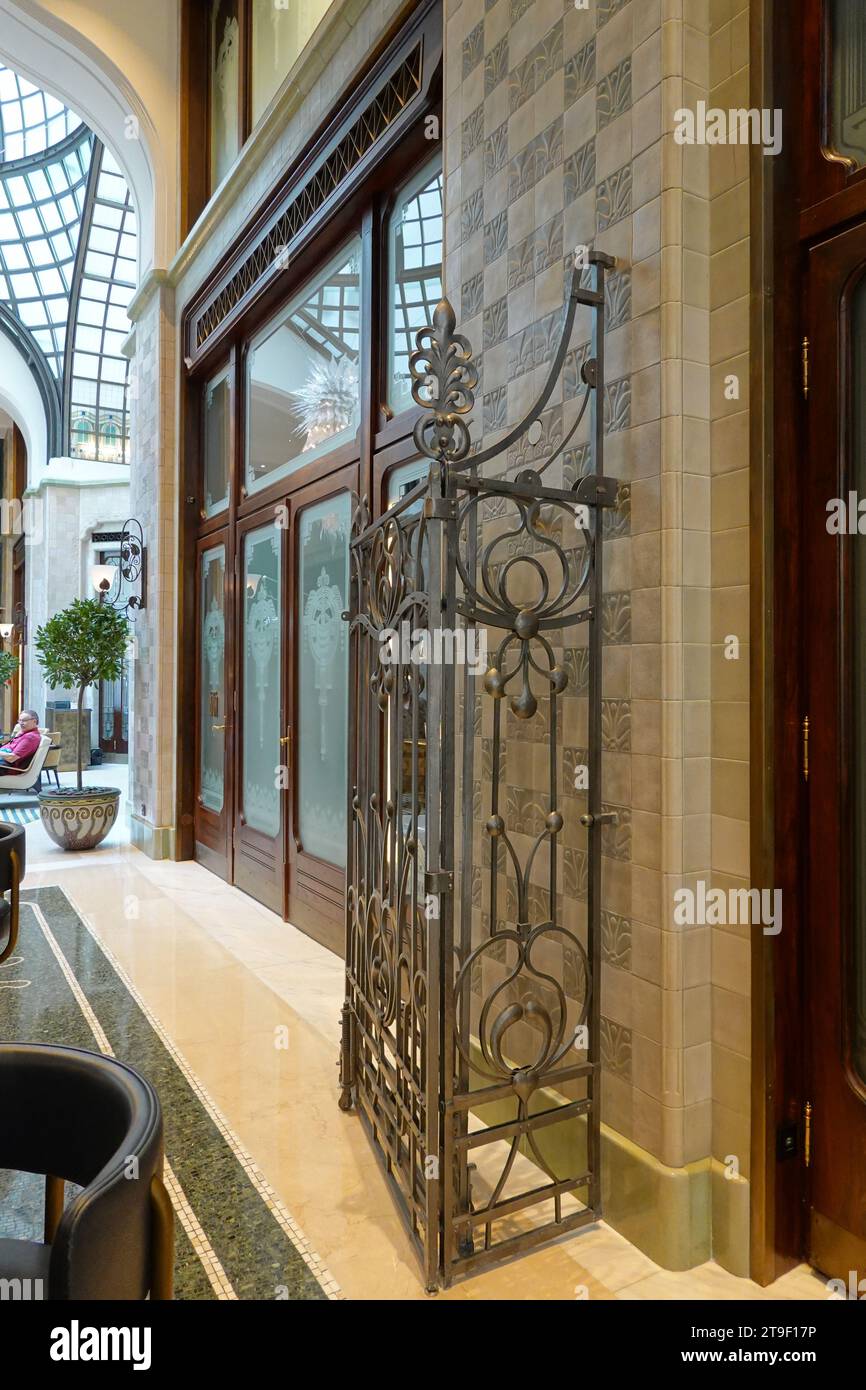 Budapest, Gresham Palace, Zsigmond Quittner 1905-1907 // Budapest ...