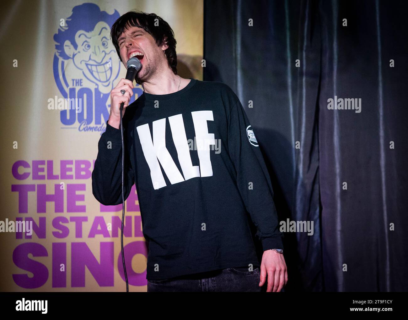 Comedy roast stage hi-res stock photography and images - Alamy