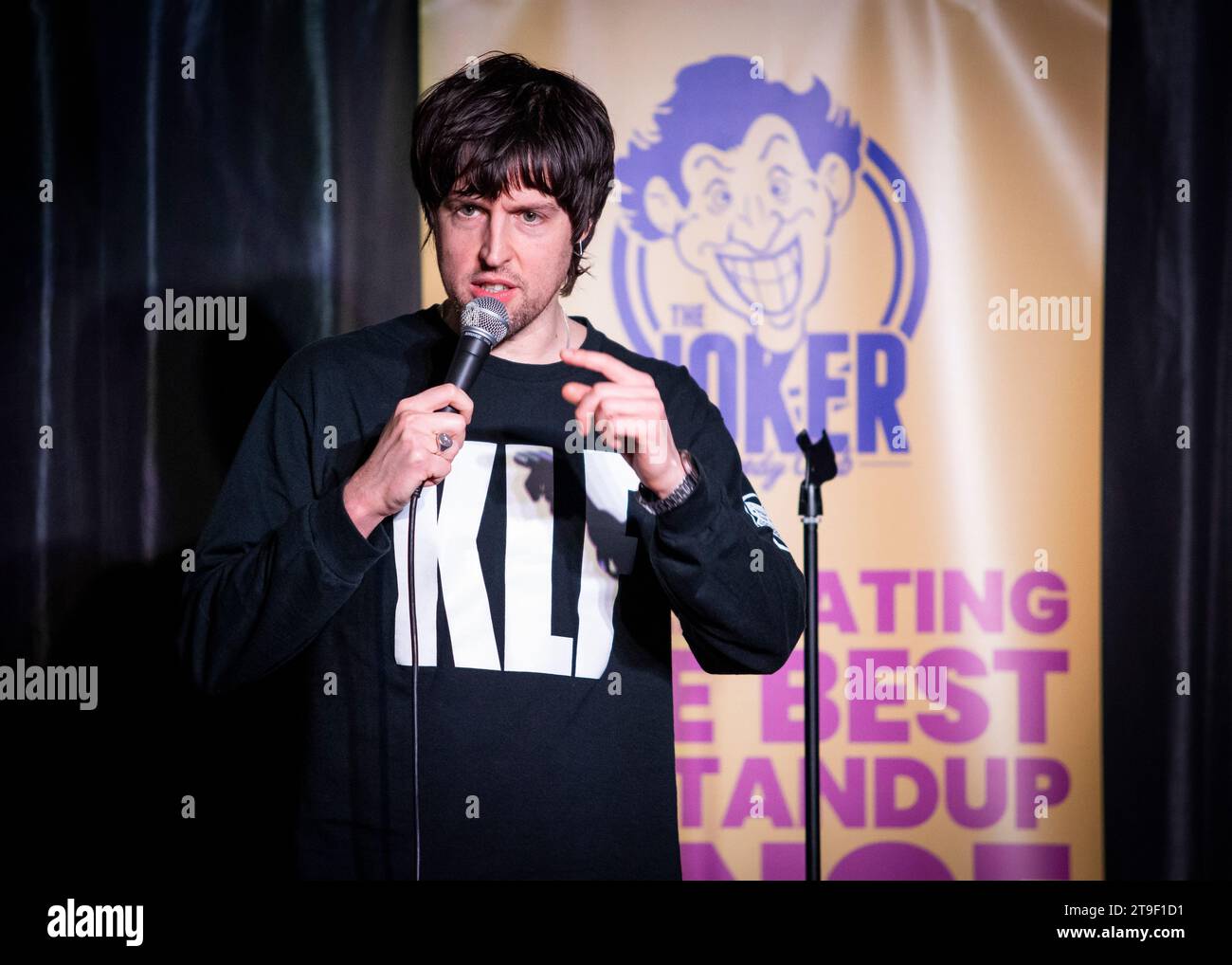 Comedy roast stage hi-res stock photography and images - Alamy