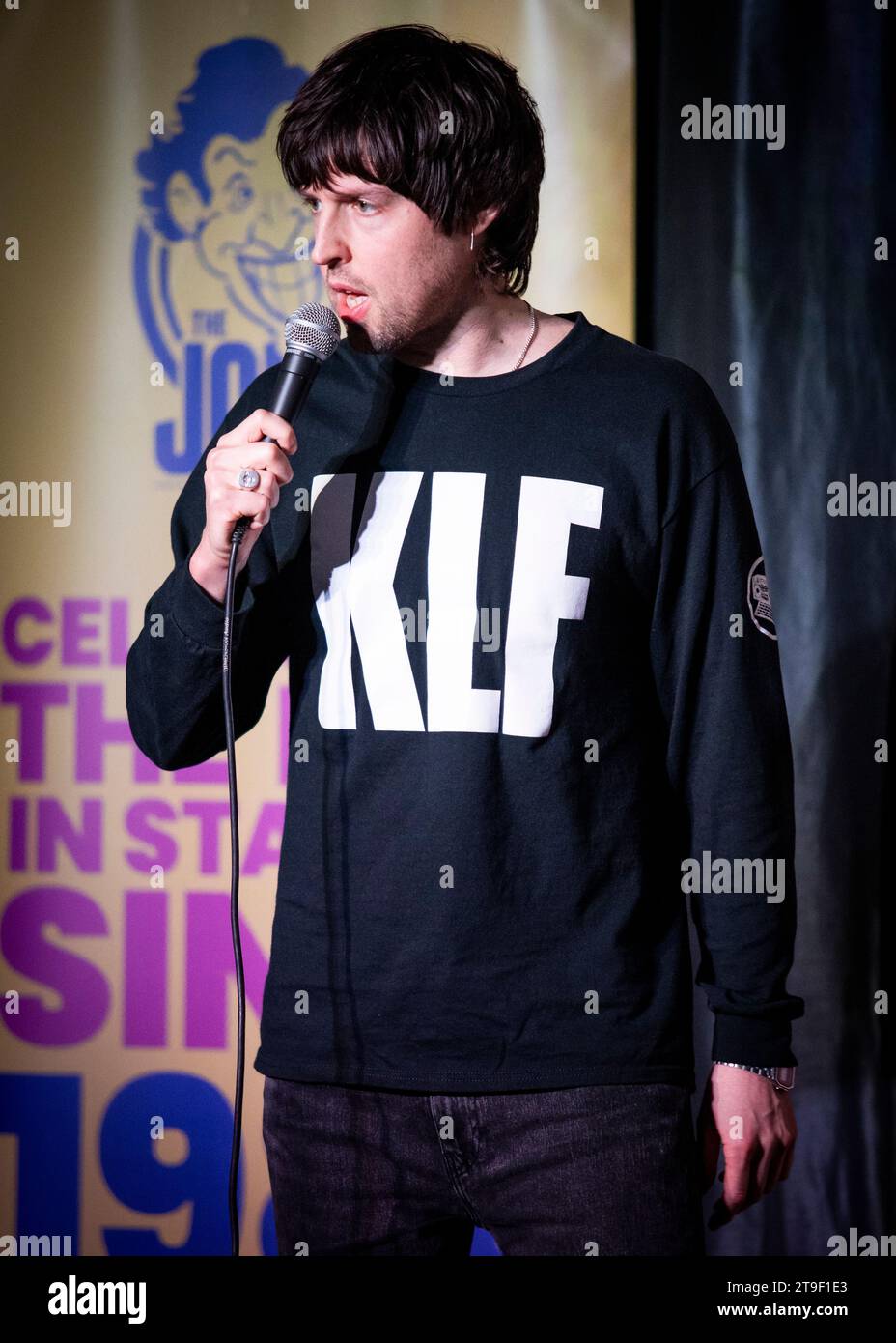 Comedy roast stage hi-res stock photography and images - Alamy