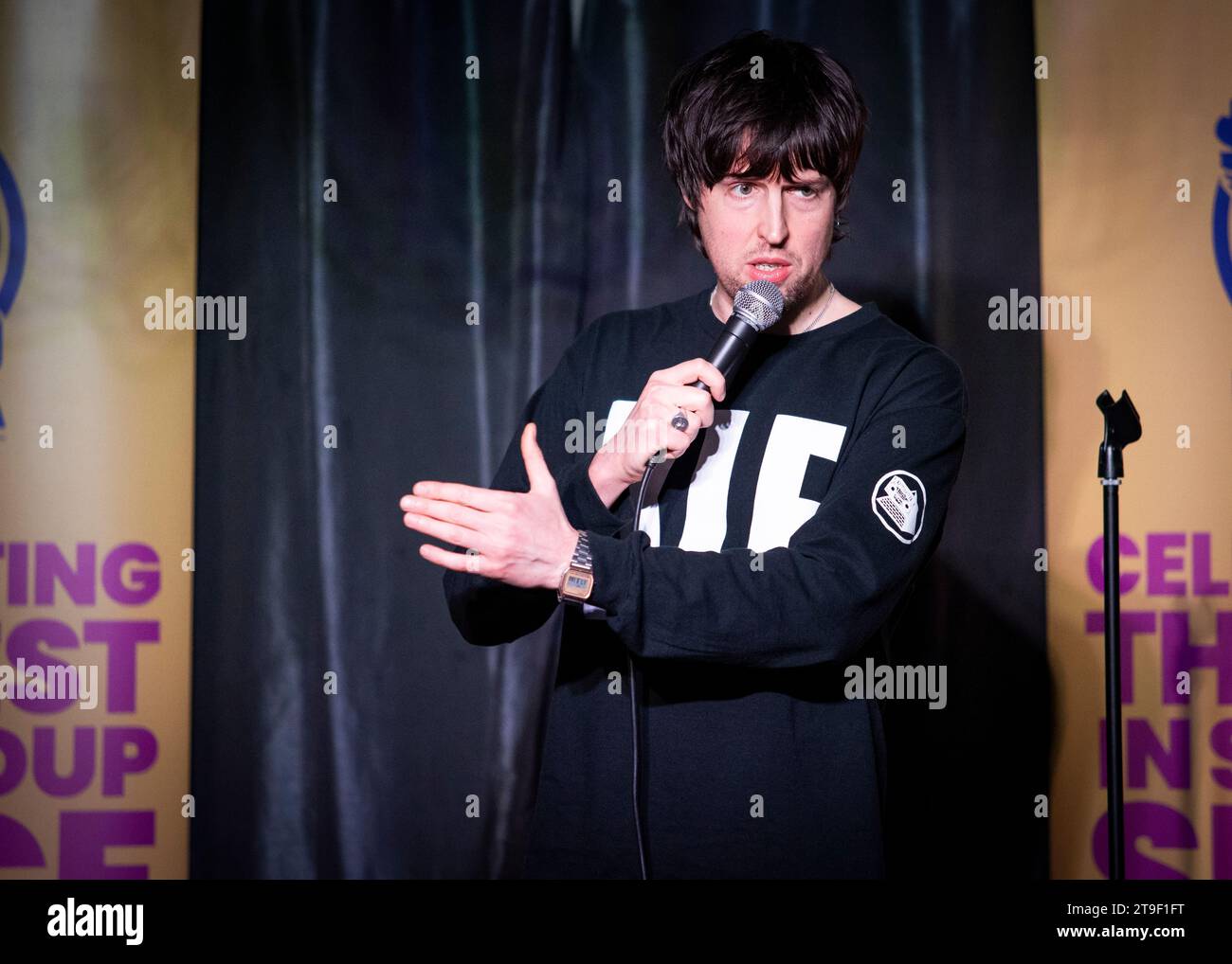 Comedy roast stage hi-res stock photography and images - Alamy