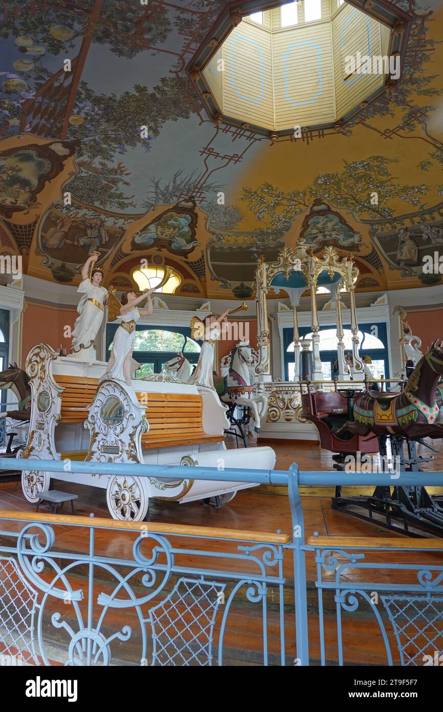 Budapest, Stadtwäldchen Varosliget, Ringelspiel // Budapest, Varosliget ...