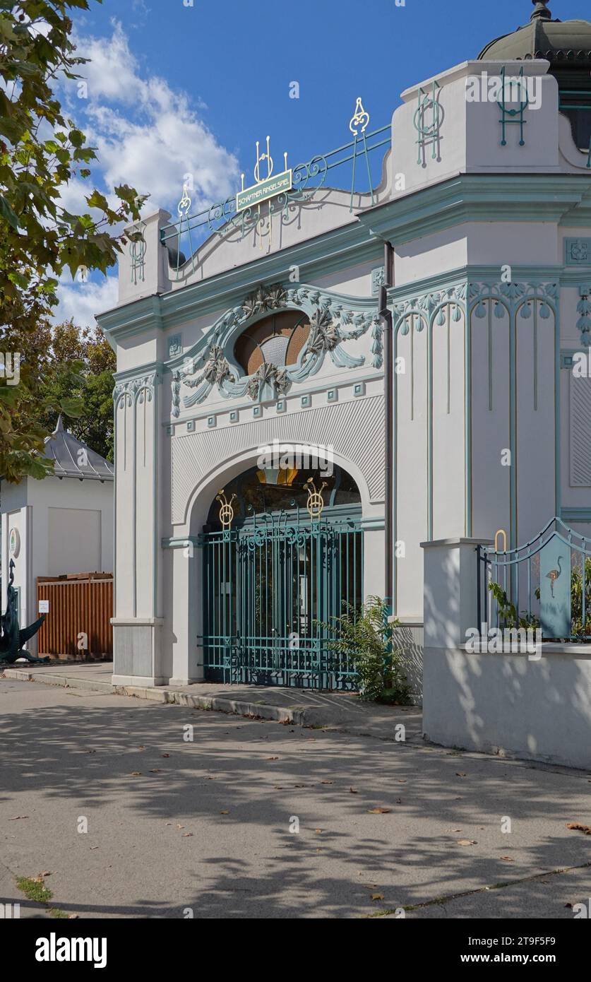 Budapest, Stadtwäldchen Varosliget, Ringelspiel // Budapest, Varosliget ...