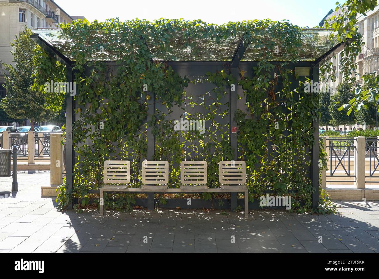 Budapest, Stadtgestaltung, begrünte Bushaltestelle, Jozsef Nador ter ...