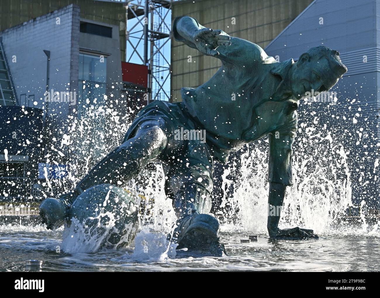 Tom finney 'splash' statue hi-res stock photography and images - Alamy