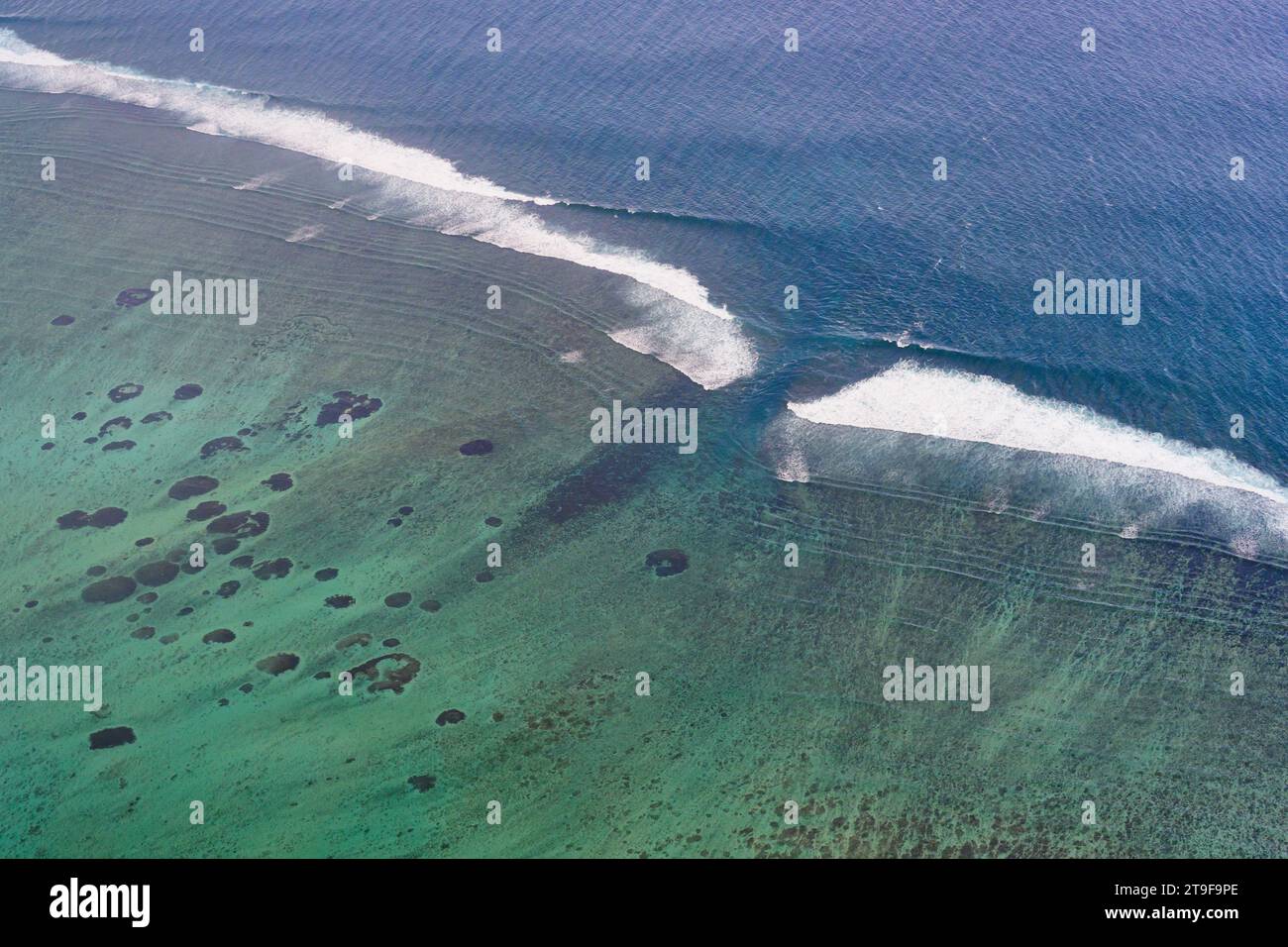 Aerial view island reef breaking hi-res stock photography and images ...